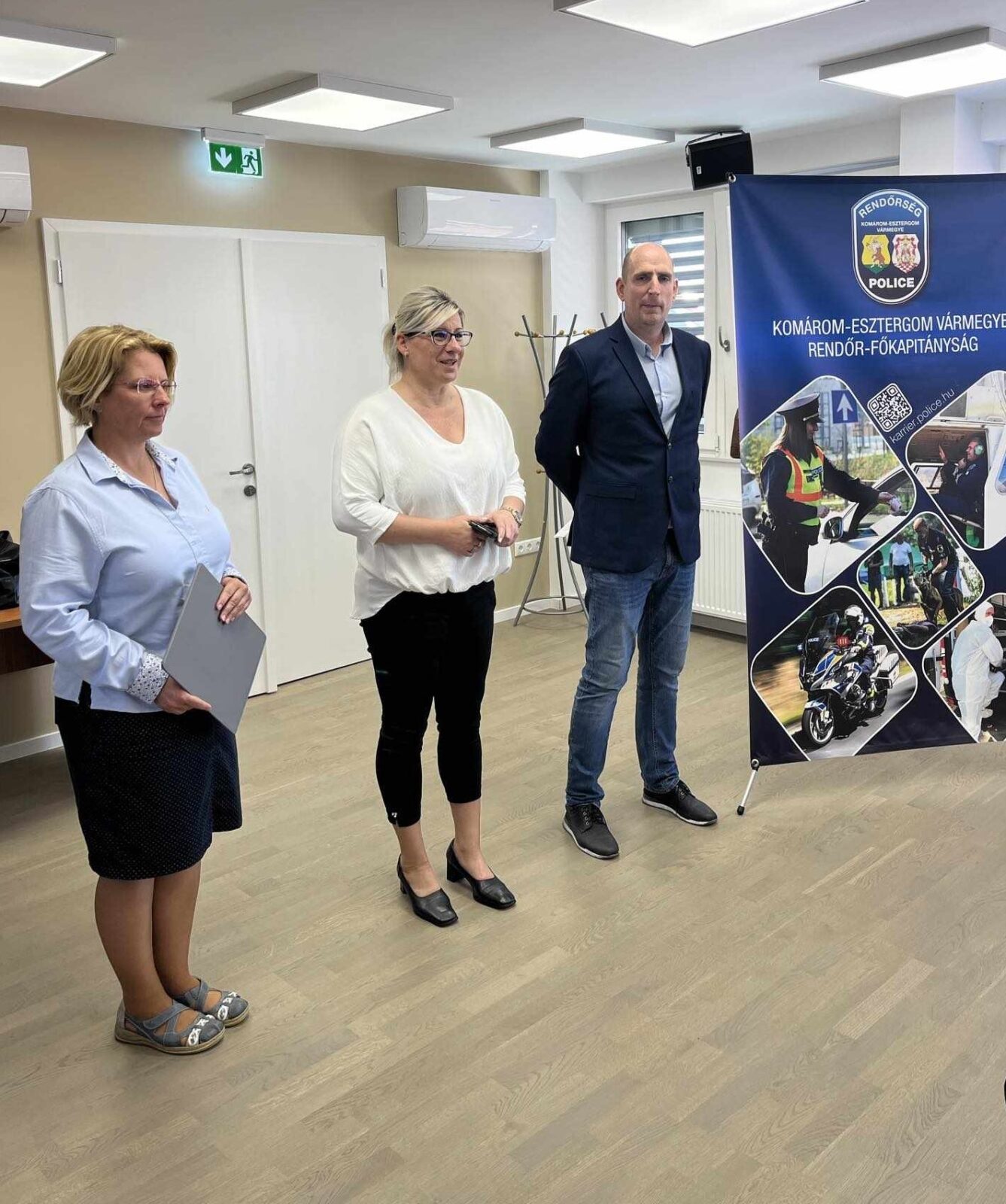 Police Café Extra 88. – Police Café képeslap Esztergomból